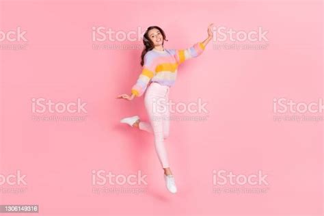 핑크 파스텔 컬러 배경에 고립 된 재미 를 갖는 춤 점프 꽤 마른 쾌활한 소녀의 전체 길이 의 몸 크기 보기 노랑에 대한 스톡 사진 및 기타 이미지 Istock