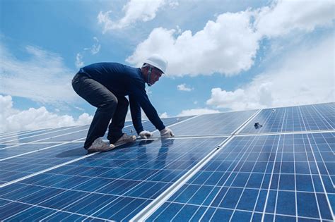 대체 태양 전지 패널 태양광 발전소 엔지니어 및 전기 팀 교환 및 설치 태양 전지 패널 작업 팀 엔지니어 전기 팀 브레이크 패널에 핫 스팟을 확인 건강관리와 의술에 대한