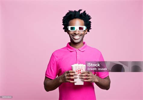3d 안경을 쓰고 팝콘 상자를 들고있는 젊은 남자의 분홍색 초상화 3d 안경에 대한 스톡 사진 및 기타 이미지 3d 안경 아프리카계 미국 민족 25 29세 Istock