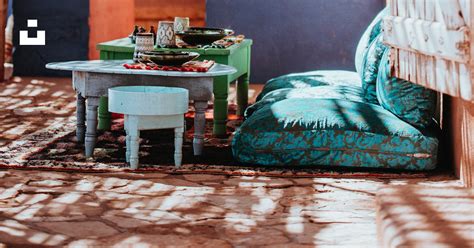 녹색 꽃무늬 소파 옆 테이블 사진 Unsplash의 무료 모로코 이미지