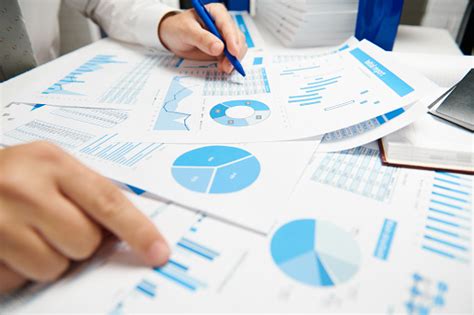 사업가 작업 및 계산 읽고 보고서를 작성합니다 사무실 직원 테이블 클로즈업 비즈니스 재무 회계 개념입니다 경영자에 대한 스톡 사진 및 기타 이미지 Istock