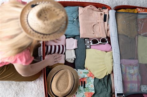 여름 레크리에이션 여행을위한 밀짚 모자 포장 여행 가방을 입은 여성 탑 뷰 25 29세에 대한 스톡 사진 및 기타 이미지 25 29세 35 39세 가방 Istock