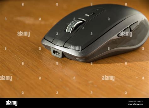 Wireless Mouse With Omnidirectional Scroll Wheel And Side Buttons
