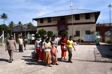 ပြစ်ဒဏ်လွတ်ငြိမ်းခွင့်ဖြင့် မြိတ်အကျဉ်းထောင်နှင့် ကျောက်ဖြူတောင်ကုန်ထုတ်စခန်း တို့မှ အကျဉ်းသား