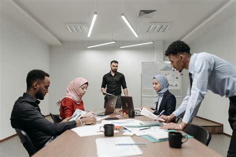 계획하는 공동 작업 공책 국제 팀 글로벌 비즈니스 기업 환경 기업인 다인종의 동료 동료들과의 상호작용 바닥부터 천장까지 창문 밖의 푸른 나무 브레인