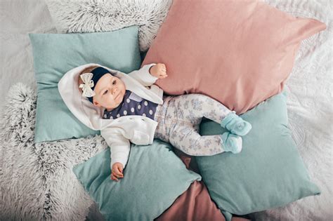 사랑 스러운 두 개월 된 여자 아기 베개에 거짓말을 하 고 카메라를 보고 감정에 대한 스톡 사진 및 기타 이미지 감정 눈 신체 부분 미소 Istock