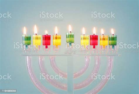 크리스탈 메노라 와 화려한 오일 촛불과 유대인 휴일 하누카 배경의 이미지 계절에 대한 스톡 사진 및 기타 이미지 계절 메노라 배경 주제 Istock