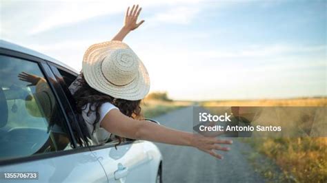 모자를 쓴 소녀가 차 창 밖으로 팔을 집어 들고 있다 자유와 모험 개념 날기에 대한 스톡 사진 및 기타 이미지 날기 차 창문 Istock