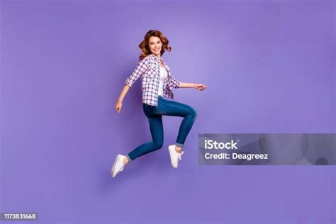 쇼핑 센터에 가는 멋진 여우 아가씨의 전체 길이 사진은 캐주얼 한 옷을 입고 고립 된 보라색 색 배경을 착용 관광객에 대한 스톡 사진 및 기타 이미지 Istock