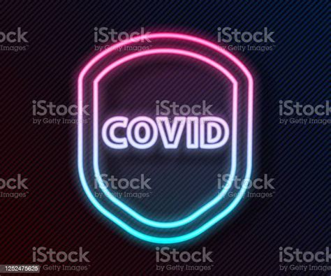 검은 배경에 고립 된 바이러스 세균 및 박테리아 아이콘으로부터 보호하는 빛나는 네온 라인 쉴드 면역 체계 개념 코로나 바이러스