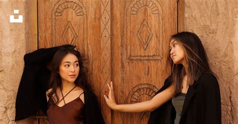 나무 문 앞에 서 있는 두 여자 사진 Unsplash의 무료 올드시티× 두바이× 혼자 소녀× 이미지