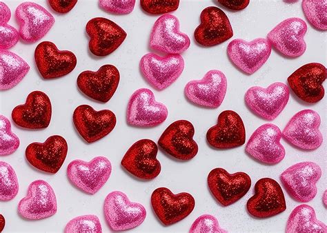 광택이 나는 핑크색과 빨간색 하트가 발렌타인 데이의 기쁨을 완벽하게 줄지어 서 있습니다 견적 글로시한 핑크와 레드 하트 완벽하게 줄을 섰어 배경 일러스트 및 사진 무료