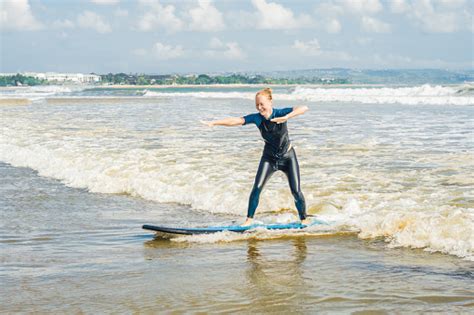 푸른 파도 함께 즐거운 젊은 여자 초급 서퍼는 작은 바다 파도에 재미가 있다 활동적인 가족 생활 사람들이 야외 물 스포츠 레슨 및 서핑 캠프 여름 방학에 수영 활동 가족에