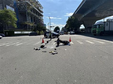 砂石車女駕駛疑闖紅燈！26歲騎士瞬間噴飛 命危送醫搶救