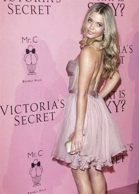 It S Kendall S Night Jenner Rocks The Victoria S Secret Runway With Her Fun Flirty Attitude