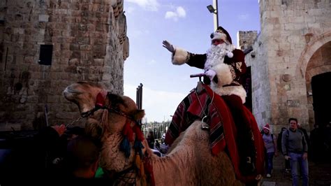 Дядо Коледа на камила раздава елхи в Йерусалим ВИДЕО Nova