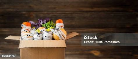 할로윈 배경 나무 배경에 상자에 의료 붕대에 눈을 가진 소름 야채 음식 배달 개념 신선한 채소가 있는 상자 할로윈 음식 배너