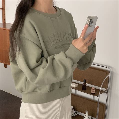 더사구십오 캐쥬얼 딜라잇 엠보 레터링 세미크롭 맨투맨 기모