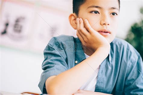 认真上课的青年高清图片下载 正版图片 摄图网