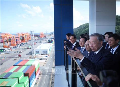 Party Leader Visits Busan Port Vna Photos Vietnam News Agency Vna