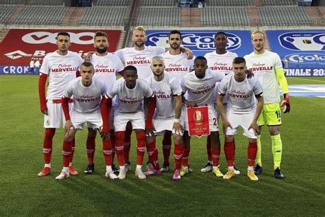 Les Joueurs Du Standard Rendent Hommage à Merveille Bokadi Tout Le