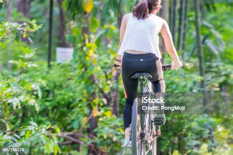 방콕 태국3 월 15 일 2017 정체 불명된 사람들 운동 건강에 대 한 야외 공원에 자전거 차선에 사이클링 하 여 자전거를 타고 가족에 대한 스톡 사진 및 기타 이미지