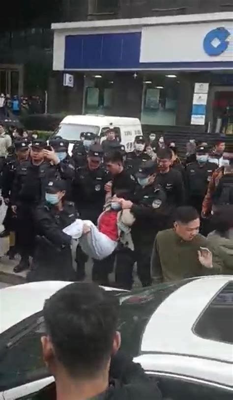 中国悲剧档案 On Twitter 4月25日早上10点武汉海悦世界业主维权，平安银行非法挪走监管资金，导致开发商缺钱，楼盘一直停工。今天