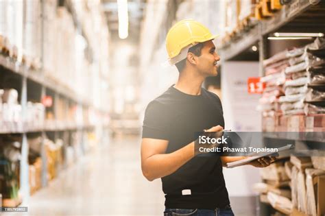 창고의 선반에 골판지 상자에 제품 관리의 재고를하고 스마트 인도 엔지니어 남자 노동자 공장 실제 재고 수입니다 검사 보기에 대한 스톡 사진 및 기타 이미지 Istock