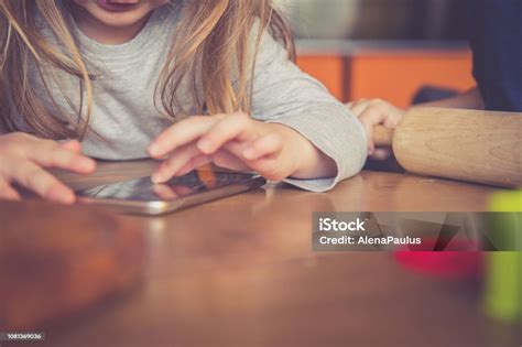 작은 유아 굽기 크리스마스 쿠키 스마트 휴대 전화를 사용 하 여 손에 대한 스톡 사진 및 기타 이미지 손 유아 2 3 살 Istock