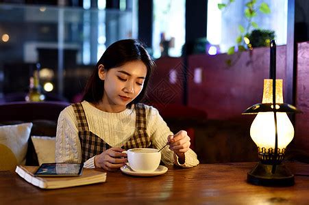 咖啡馆饮茶的女生高清图片下载 正版图片500979775 摄图网