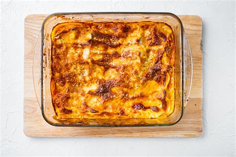다진 쇠고기 볼로네즈 소스로 만든 전통적인 라자냐는 바질 잎을 얹고 베이킹 트레이에 화이트 스톤 배경 상단 전망 플랫 레이 라자냐에 대한 스톡 사진 및 기타 이미지 Istock