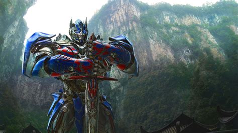 Download The Power Of Optimus Prime In Striking 4k Resolution Wallpaper