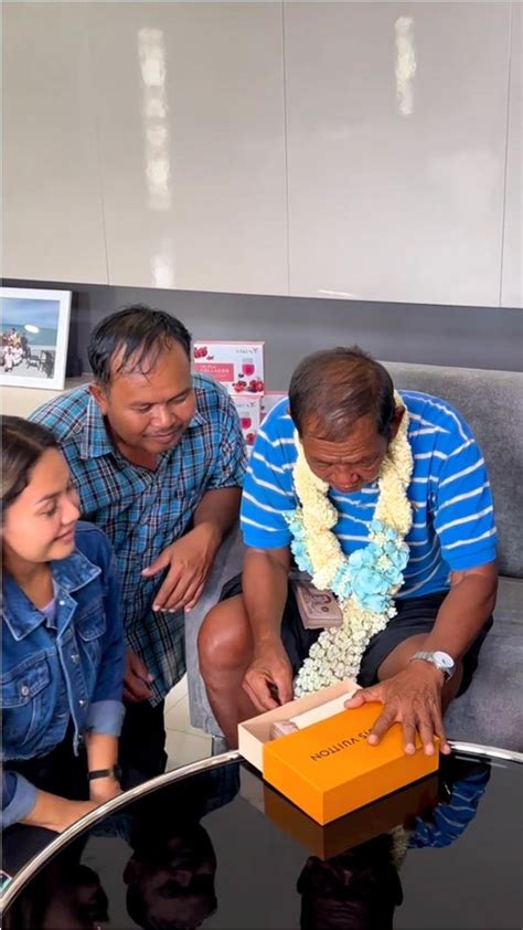 ตั๊กแตน ชลดา ใจป้ำ ซื้อกระเป๋าหลุยส์ให้พ่อแม่ แต่ของข้างในทำอึ้งกว่า เงินมาเป็นปึก ๆ