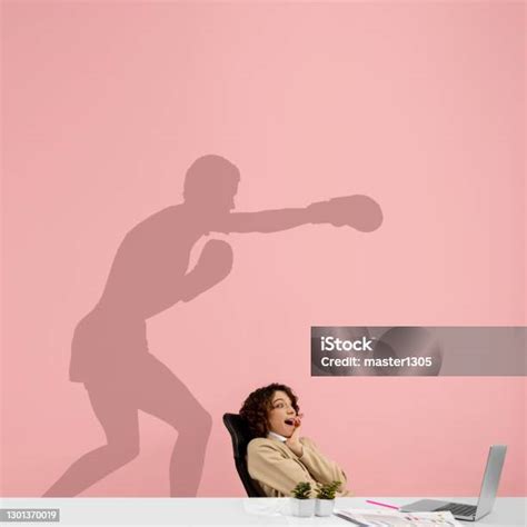 사무실에서 일하는 동안 큰 스포츠에서 미래를 꿈꾸는 젊은 여성 전설이 됩니다 그녀의 뒤에 벽에 꿈의 그림자 복사 공간을 참조하십시오 20 24세에 대한 스톡 사진 및 기타