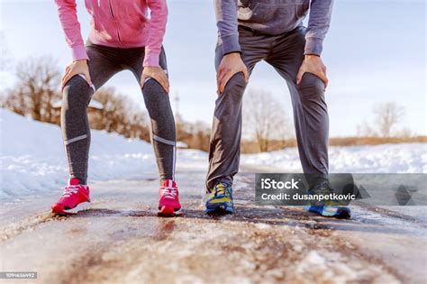 실행에서 휴식 하는 커플 자른된 그림입니다 겨울 피트 니스 개념입니다 2명에 대한 스톡 사진 및 기타 이미지 2명 건강관리와 의술 건강한 생활방식 Istock
