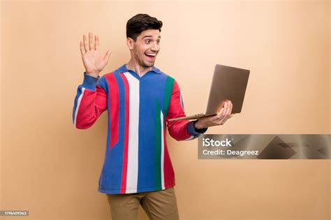 쾌활하고 기뻐하는 사람의 사진 팔 손바닥 흔들기 안녕 말하기 화상 통화 넷북 베이지 색 배경에 고립 30 34세에 대한 스톡 사진 및 기타 이미지 Istock