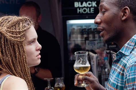 벨기에 맥주 주말 2014 벨기에에서 가장 유명한 맥주 축제 축제에서 맥주 한 잔을 들고 있는 소녀와 남자 관광에 대한 스톡 사진 및 기타 이미지 Istock