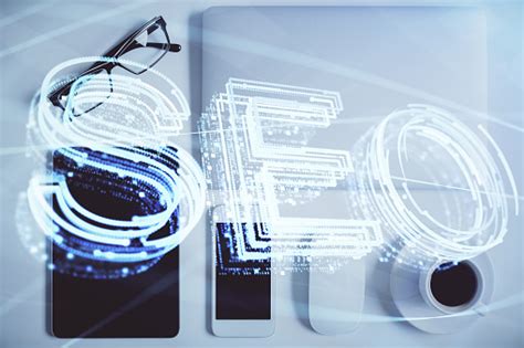 바탕 화면을 통해 Seo 홀로그램 드로잉의 이중 노출 맨 위 보기입니다 검색 최적화 개념입니다 0명에 대한 스톡 사진 및 기타