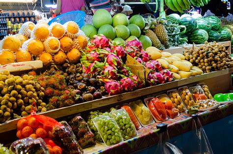 파타야 야시장에서 이국적인 신선한 태국 과일 태국 파파야 드래곤 프루트 람부탄 망고 스틴 패션 프루트 망고 수박 감귤 오렌지 포도 바나나 파인애플 롱콩 용안 열매 구아바 파
