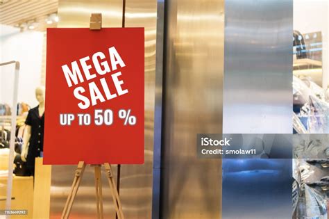 모의 레드 포스터 판매 제공 메뉴 프레임 광고 게시판에 쇼 선물 승진 제품을 위한 정면 백화점 배경 배경 레이아웃 고객에 게 텍스트 정보를 삽입 하는 공간 상점에 대한 스톡
