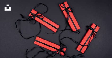 빨간색과 흰색 십자가 벽 장식 사진 Unsplash의 무료 오렌지 이미지