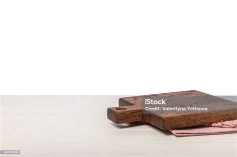 나무 식탁에 수건 위에 도마 갈색 질감의 배경에 도마와 키친 타월 메뉴 음식 카드 또는 조리법 배경 개념입니다 모형 디자인