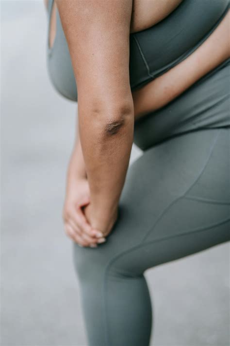 집 밖의 건강 건강한 생활 결단 고요한 굽힘 다리 도시 피트니스 마음챙김 운동 무릎 스트레칭 스포츠 의류 신체 신체 활동 아침 액티브웨어