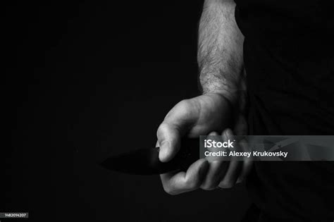 남자의 손에 날카로운 칼 차가운 무기의 사용 칼 공격 무장 습격 감정에 대한 스톡 사진 및 기타 이미지 감정 강도 강철 Istock