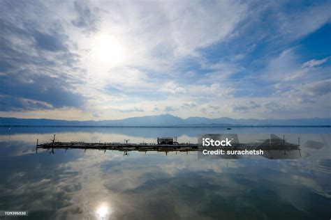 파 야 오 관 파 야 오 성 북한의 태국 호수 강 구름과 하늘 사이 3 분의 2의 규칙으로 촬영 0명에 대한 스톡 사진 및 기타 이미지 Istock