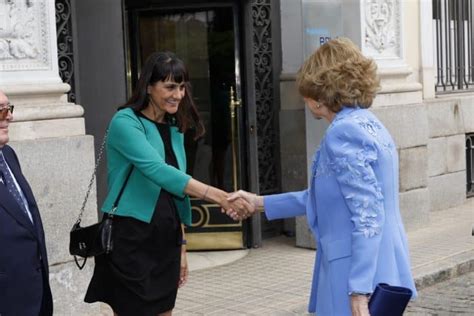 Kleurrijke Royals Sofia In Pak Met 3d Bloemen Modekoningin Máxima