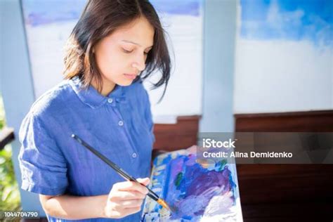 아름 다운 웃는 여자 아티스트 브러시와 페인트 팔레트를 들고 그림을 그립니다 공예에 대한 스톡 사진 및 기타 이미지 공예