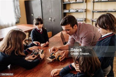 과학 교실에서 초등학생 로봇 연습 아이들은 교사의 지시를 받습니다 고등학교 이하에 대한 스톡 사진 및 기타 이미지 고등학교