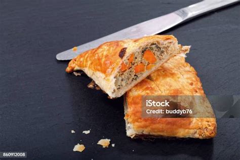 신선한 홈메이드 식사 취향 굽거나 복사 공간 슬레이트 돌에 삼각형 퍼프 파이 치킨 음식 개념 건강한 생활방식에 대한 스톡 사진 및 기타 이미지 Istock