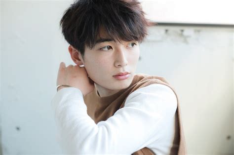 坂口健太郎の髪型特集！ショートくせ毛風パーマで魅せるアレンジガイド Hair